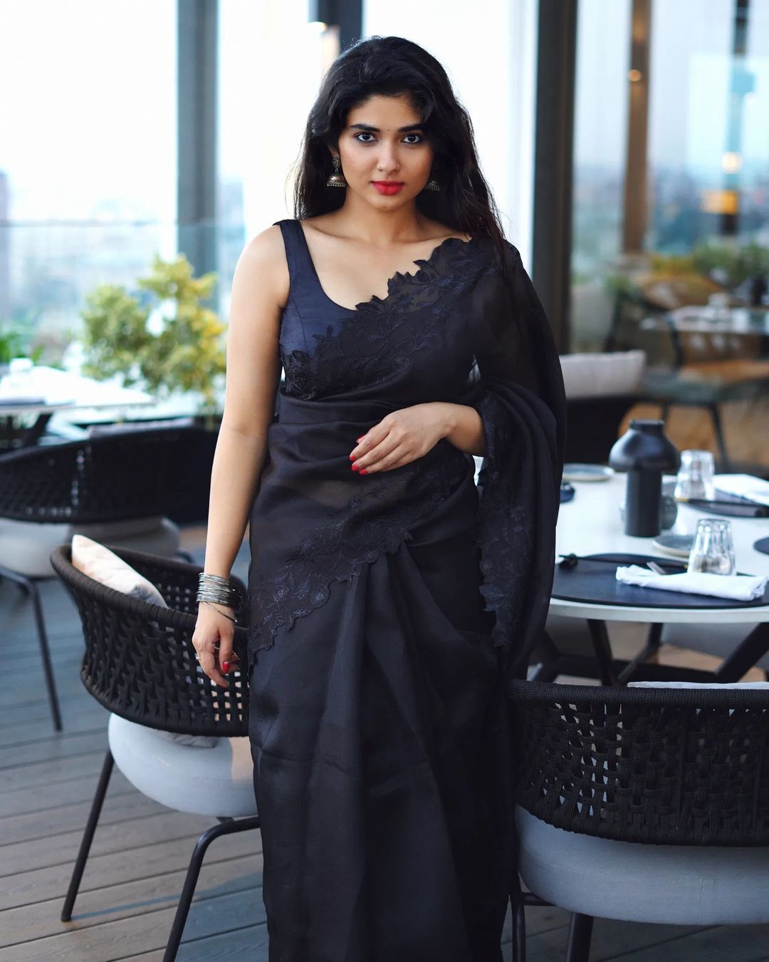 బ్లాక్ శారీలో ప్రగ్యా నగ్రా పరువాల జాతర.. చూపులతో చిత్తుచేస్తున్న తమిళ ...