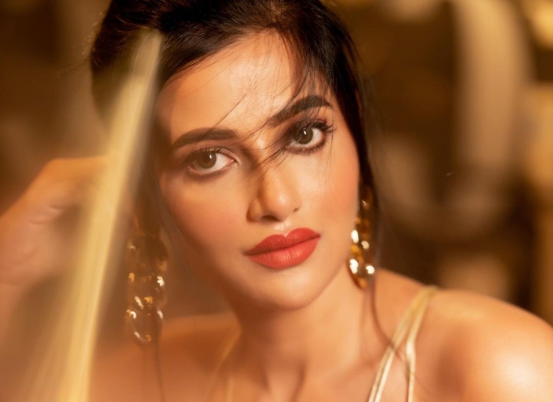 নীল-সবুজ রঙের শাড়িতে গ্ল্যামারাস উষসী, কাজল কালো চোখ দেখে অবাক ...