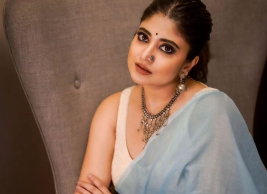 সোফায় বসে নয়া পোজ দিতে ব্যস্ত অভিনেত্রী সন্দীপ্তা, ভাইরাল ছবি ...