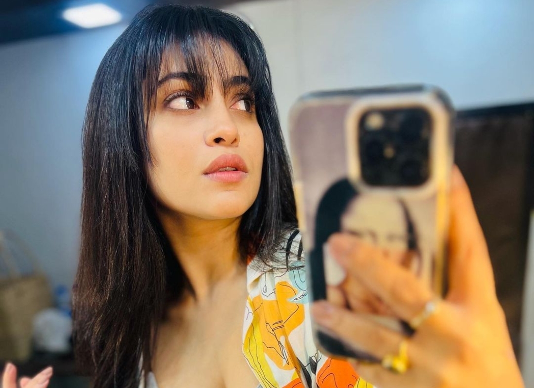 সেলফি তোলার ভঙ্গিতে ছবি তুলছেন জেসমিন, নয়া অবতার দেখে অবাক অনেকেই ...