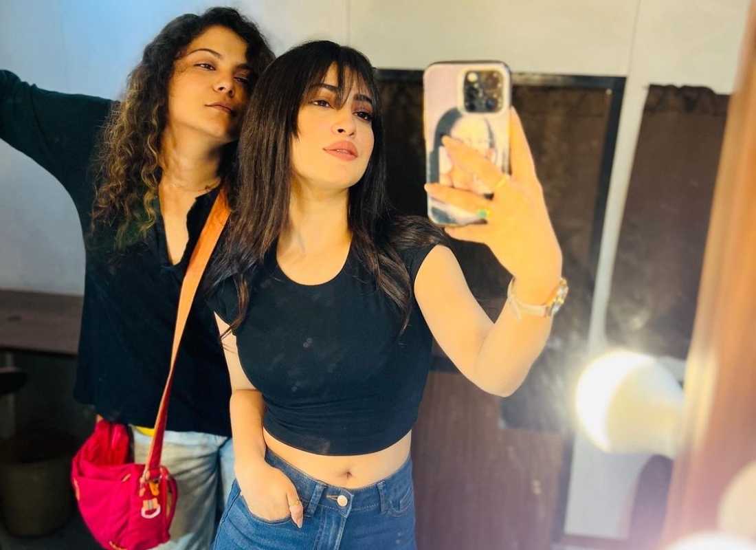 সেলফি তোলার ভঙ্গিতে ছবি তুলছেন জেসমিন, নয়া অবতার দেখে অবাক অনেকেই ...