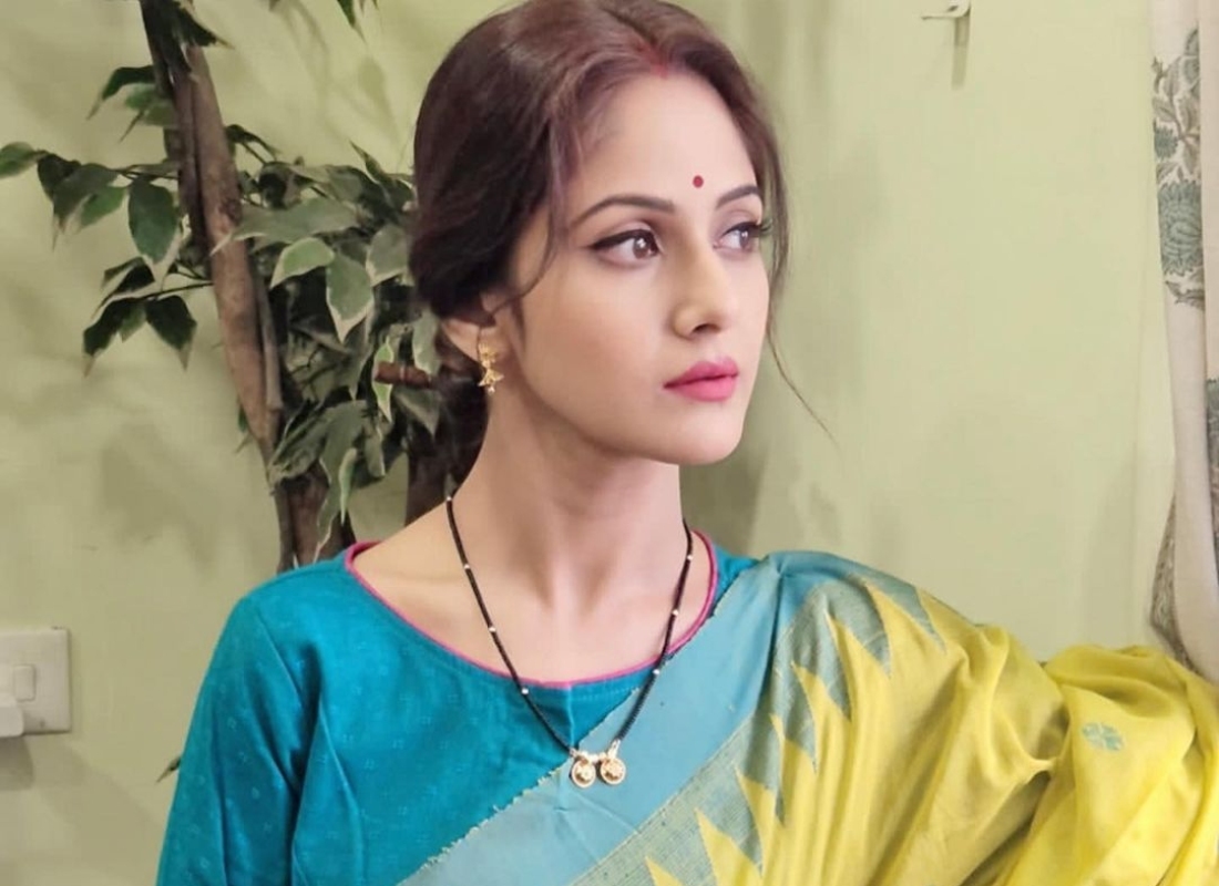 সেলফি তুলতে ব্যস্ত তৃণা, গ্ল্যামারাস লুক দেখে পাগল হচ্ছেন অনেকে ...