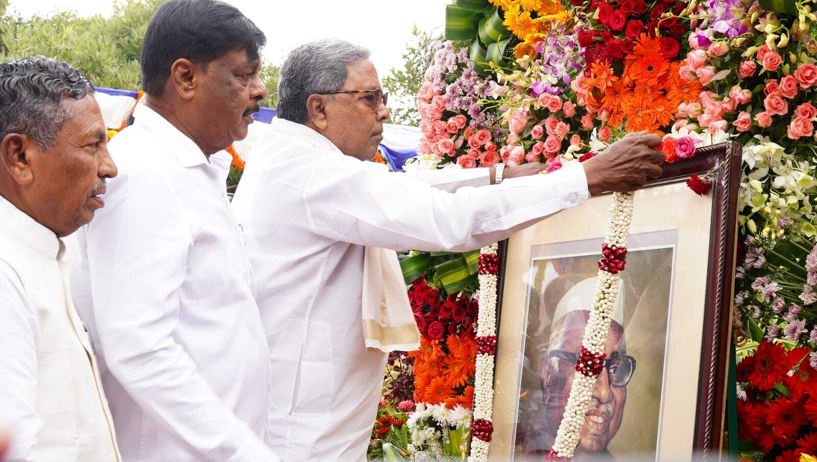 ಬಾಬು ಜಗಜೀವನ್ ರಾಮ್ ಅವರ ಪ್ರತಿಮೆಗೆ ಪುಷ್ಪ ನಮನ ಸಲ್ಲಿಸಿದ ಸಿಎಂ | CM paid ...