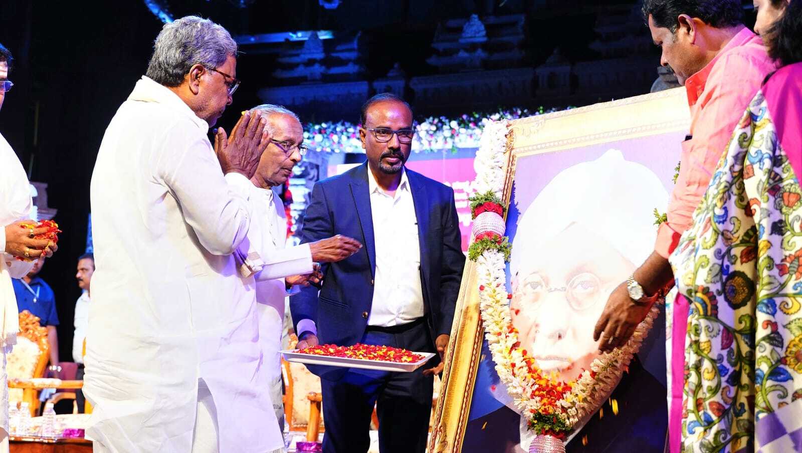 ವಚನ ಸಾಹಿತ್ಯ ಸಂರಕ್ಷಣಾ ದಿನಾಚರಣೆಯನ್ನು ಉದ್ಘಾಟಿಸಿದ ಸಿಎಂ ಸಿದ್ದರಾಮಯ್ಯ | CM ...