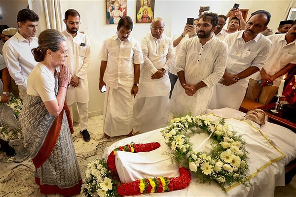 Congress Leaders Siddaramaiah, Mallikarjun Kharge, Rahul Gandhi & Sonia ...