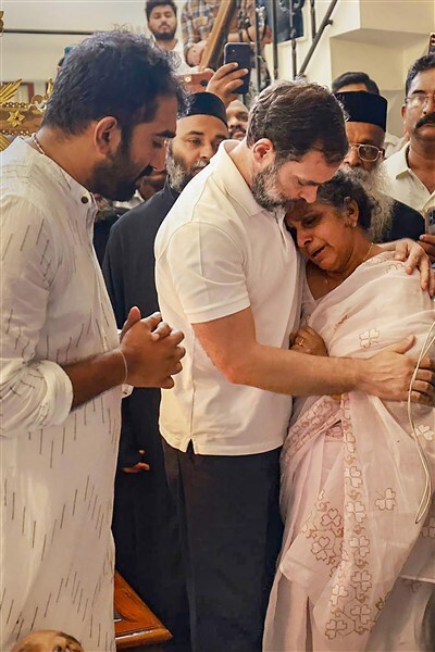 Congress Leaders Siddaramaiah, Mallikarjun Kharge, Rahul Gandhi & Sonia Gandhi Offers Their ...