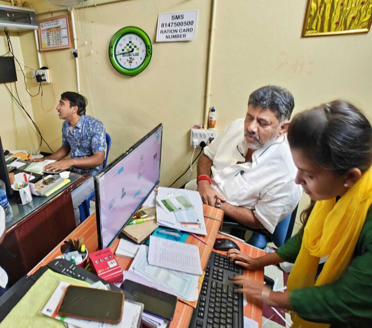 ಗೃಹ ಲಕ್ಷ್ಮೀ: ಕನಕಪುರದಲ್ಲಿ ಕರ್ನಾಟಕ ವನ್ ಕೇಂದ್ರಕ್ಕೆ ಡಿಕೆಶಿ ಭೇಟಿ ; ಪರಿಶೀಲನೆ | DCM DK Shivakumar ...