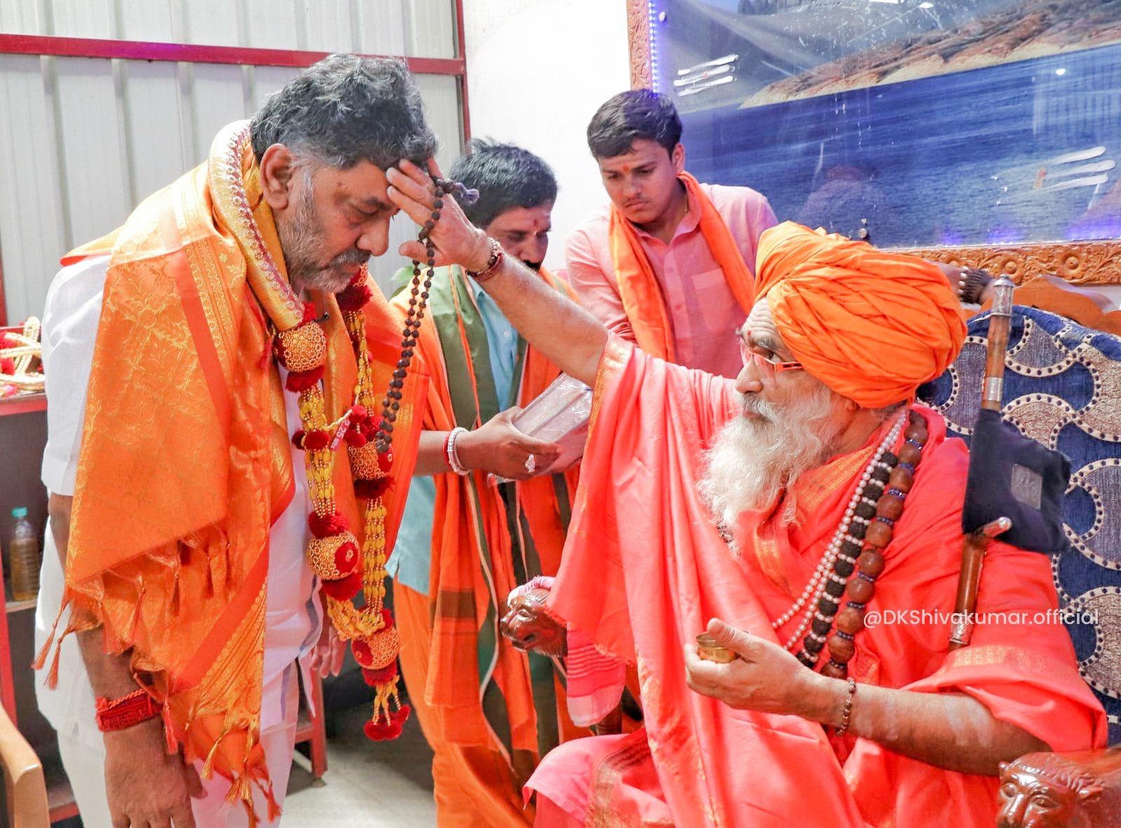 ಕೇದಾರನಾಥ ಮಠದ ಸ್ವಾಮೀಜಿ ಆಶೀರ್ವಾದ ಪಡೆದ ಡಿಸಿಎಂ ಡಿಕೆ ಶಿವಕುಮಾರ್ | DCM DK ...