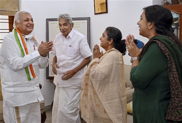 File Photos Of Former CM Oommen Chandy; Passed Away At The Age Of 79 Photos: HD Images, Pictures ...