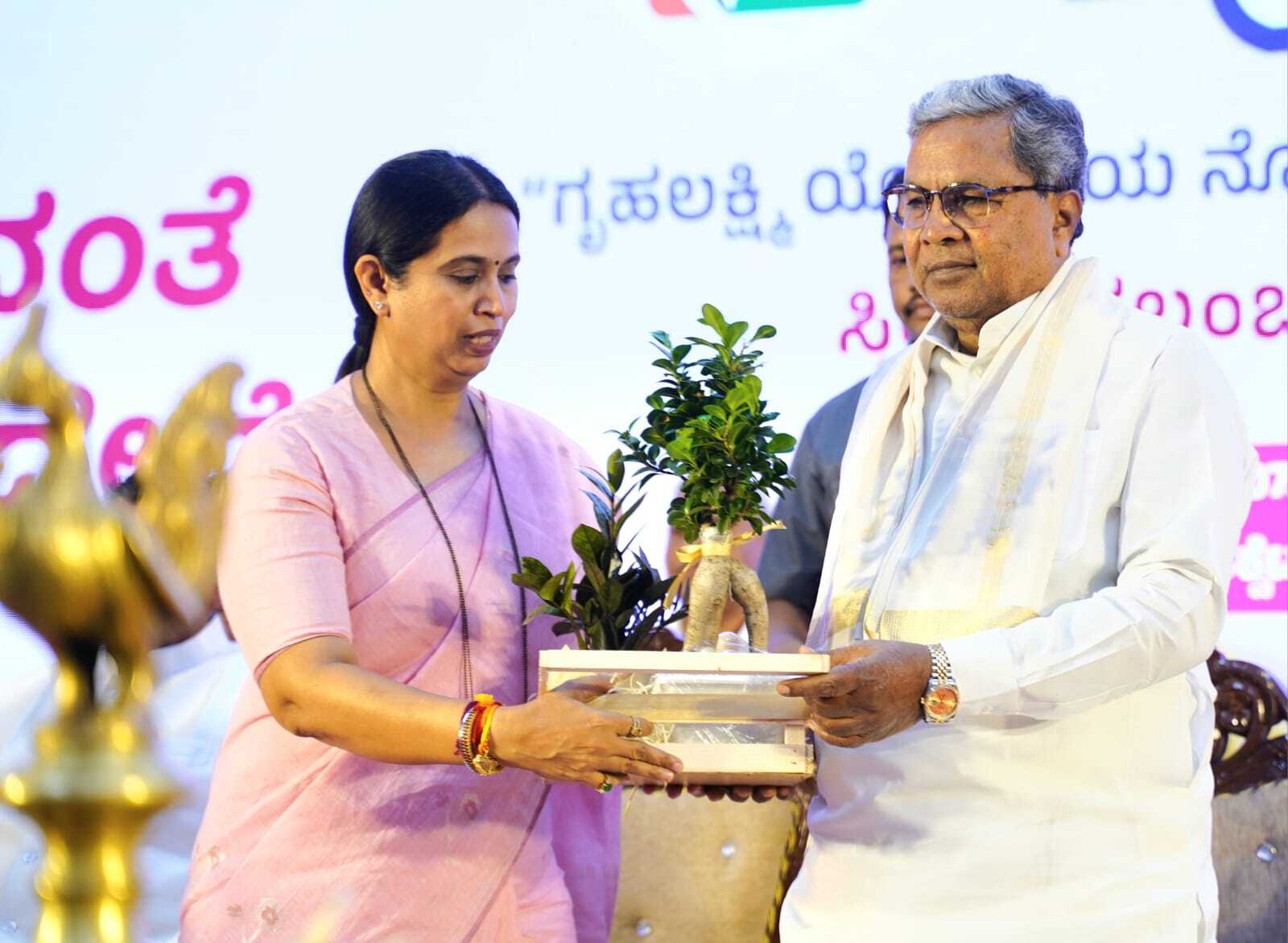 'ಗೃಹಲಕ್ಷ್ಮಿ ಯೋಜನೆ'ಯ ನೋಂದಣಿ ಪ್ರಕ್ರಿಯೆಗೆ ಚಾಲನೆ | Gruha Lakshmi Scheme ...