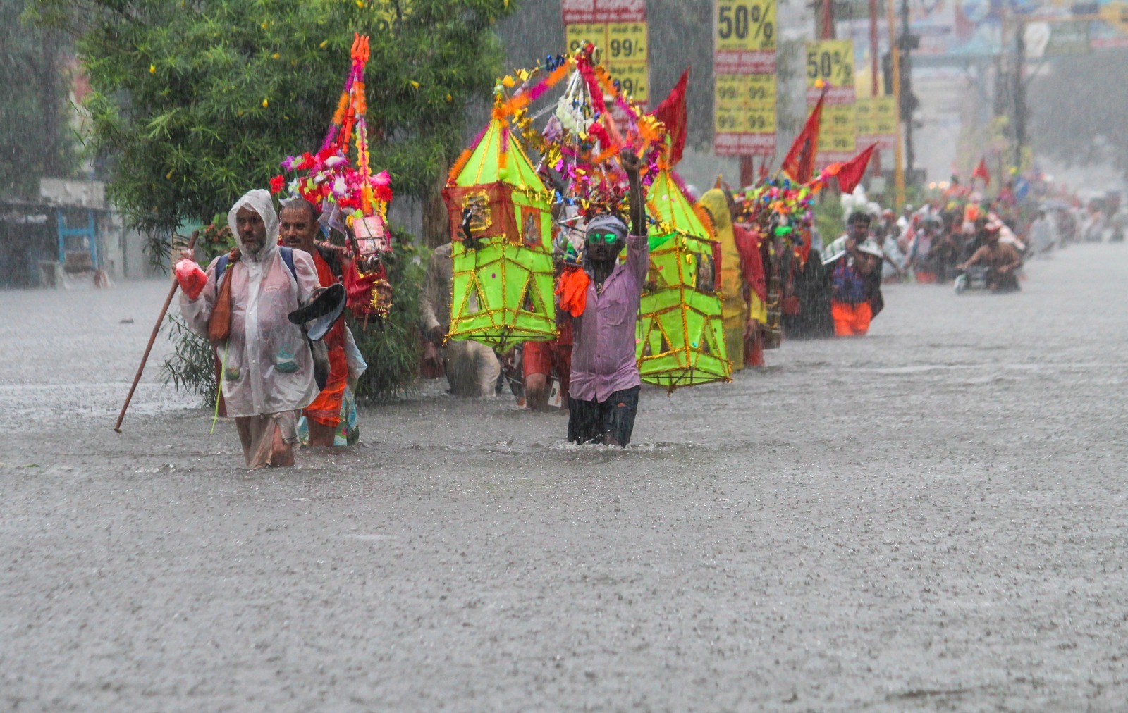 ಹರಿದ್ವಾರ: ಗಂಗಾ ನದಿ ನೀರು ಹೊತ್ತ ಶಿವ ಭಕ್ತರ ಶ್ರಾವಣ ಮಾಸದ ತೀರ್ಥಯಾತ್ರೆ ...
