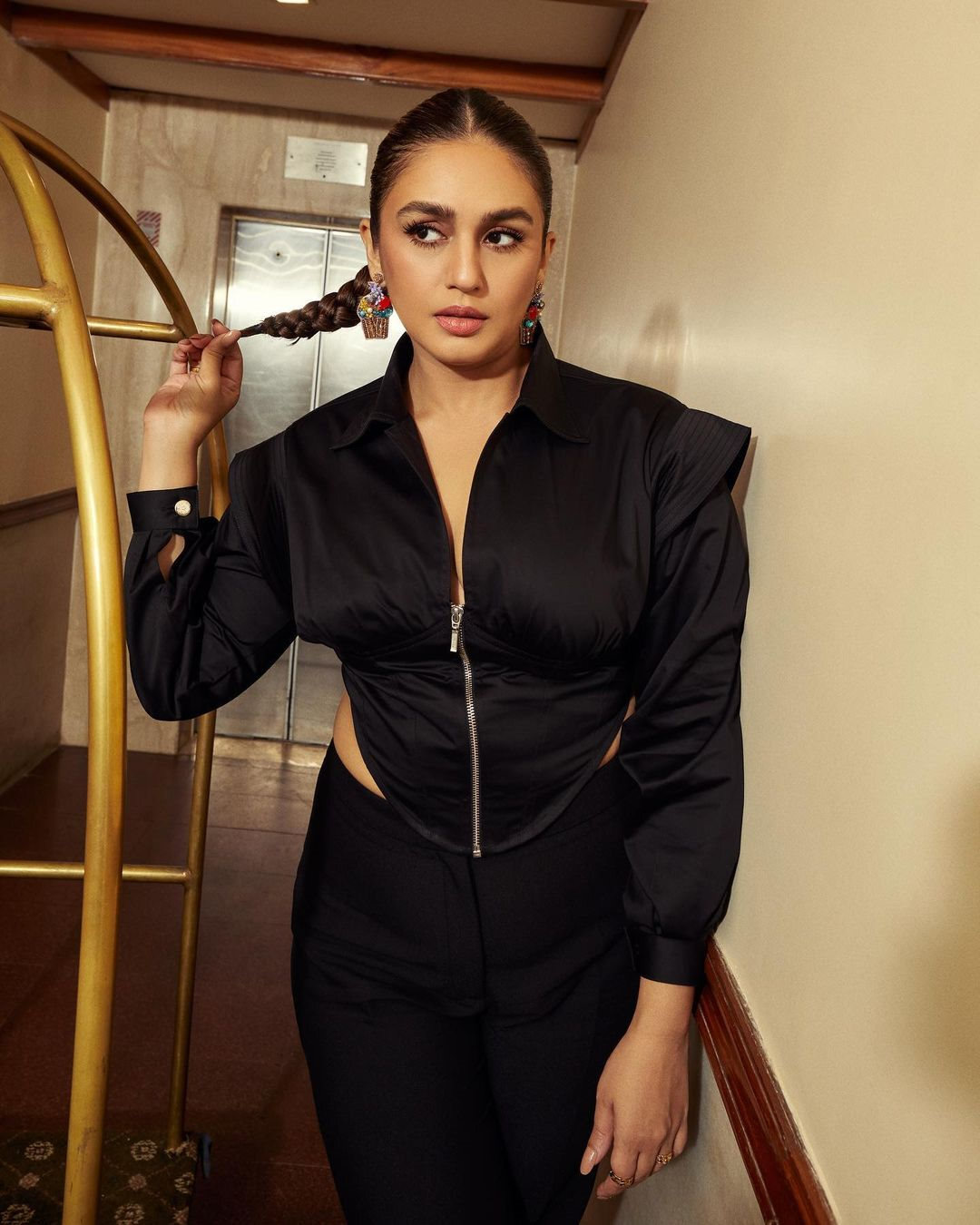 खुली जुल्फें...हाथ में छाता लिए Huma Qureshi का मानसून लुक हुआ वायरल ...