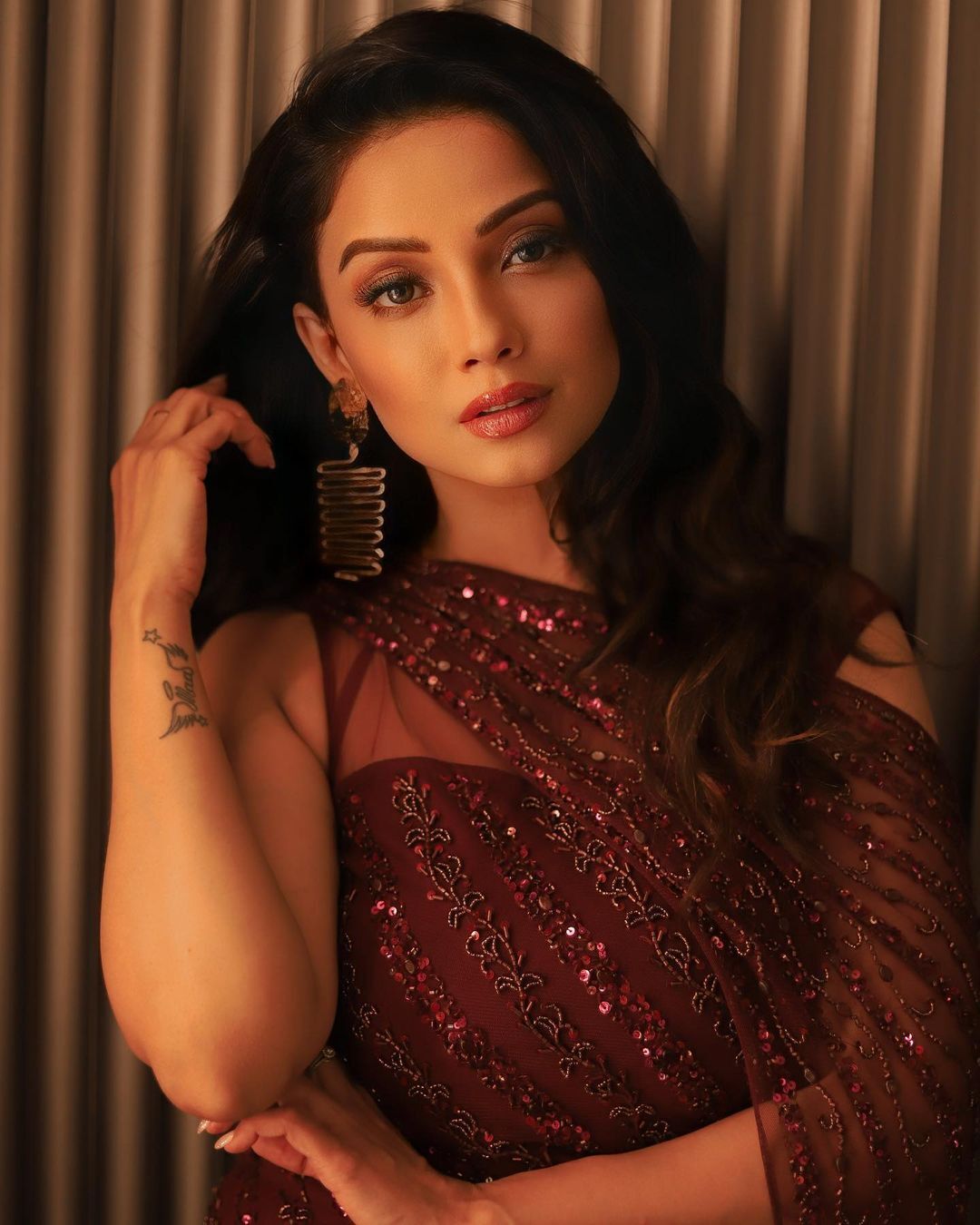 अदा खान ने शिमरी गाउन में अपनी हॉटनेस से लूटी महफिल, Photos ने फैंस की ...