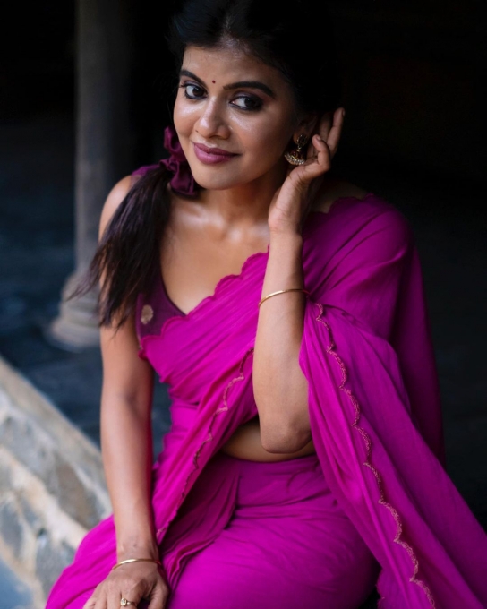 PHOTOS: வெளிநாட்டில் இருந்து வீட்டுக்கு திரும்பிய பின்னணி பாடகி ...