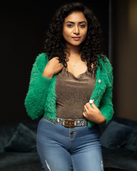 PHOTOS: சீரியல் நடிகையா இவங்க? டாப் நடிகைகளை ஓரம் கட்டிய ஜனனி அசோக் ...