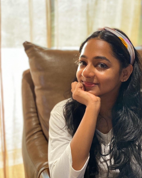 PHOTOS : 'ஸ்வீட் காரம் காஃபி' தொடரில் வரும் நிவியின் ரியல் அம்மா , பாட்டி.. இணையத்தை கலக்கும் ...