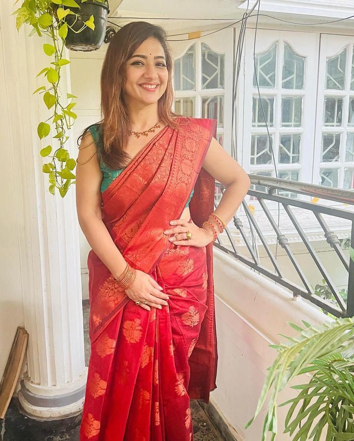 PHOTOS: இவங்களுக்கு இவ்வளவு பெரிய பொண்ணா? 'இலக்கியா' சீரியல் வில்லியின் ...