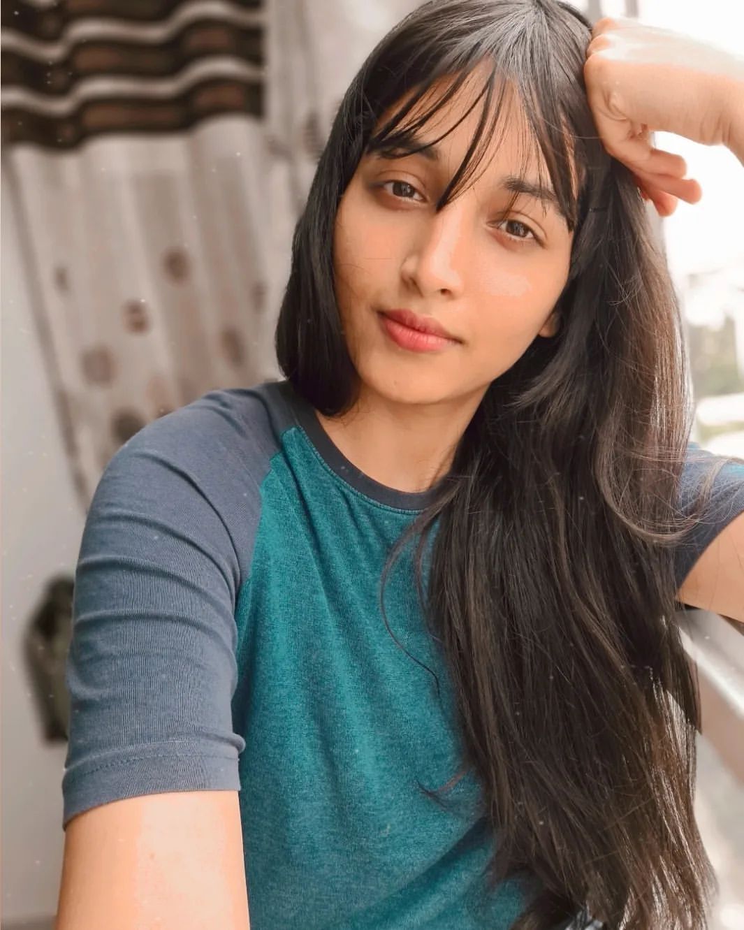 PHOTOS: மின்னும் புடவையில் புகைப்படம் வெளியிட்ட கே ஜி எப் நாயகி ...