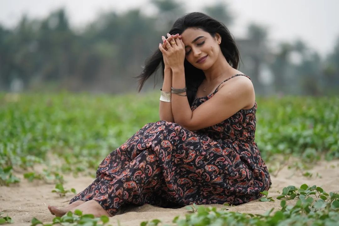 PHOTOS: 'தமிழும் சரஸ்வதியும்' சீரியல் வசுந்தராவா இது? மாடர்ன் உடையில் கலக்குறாங்களே ...