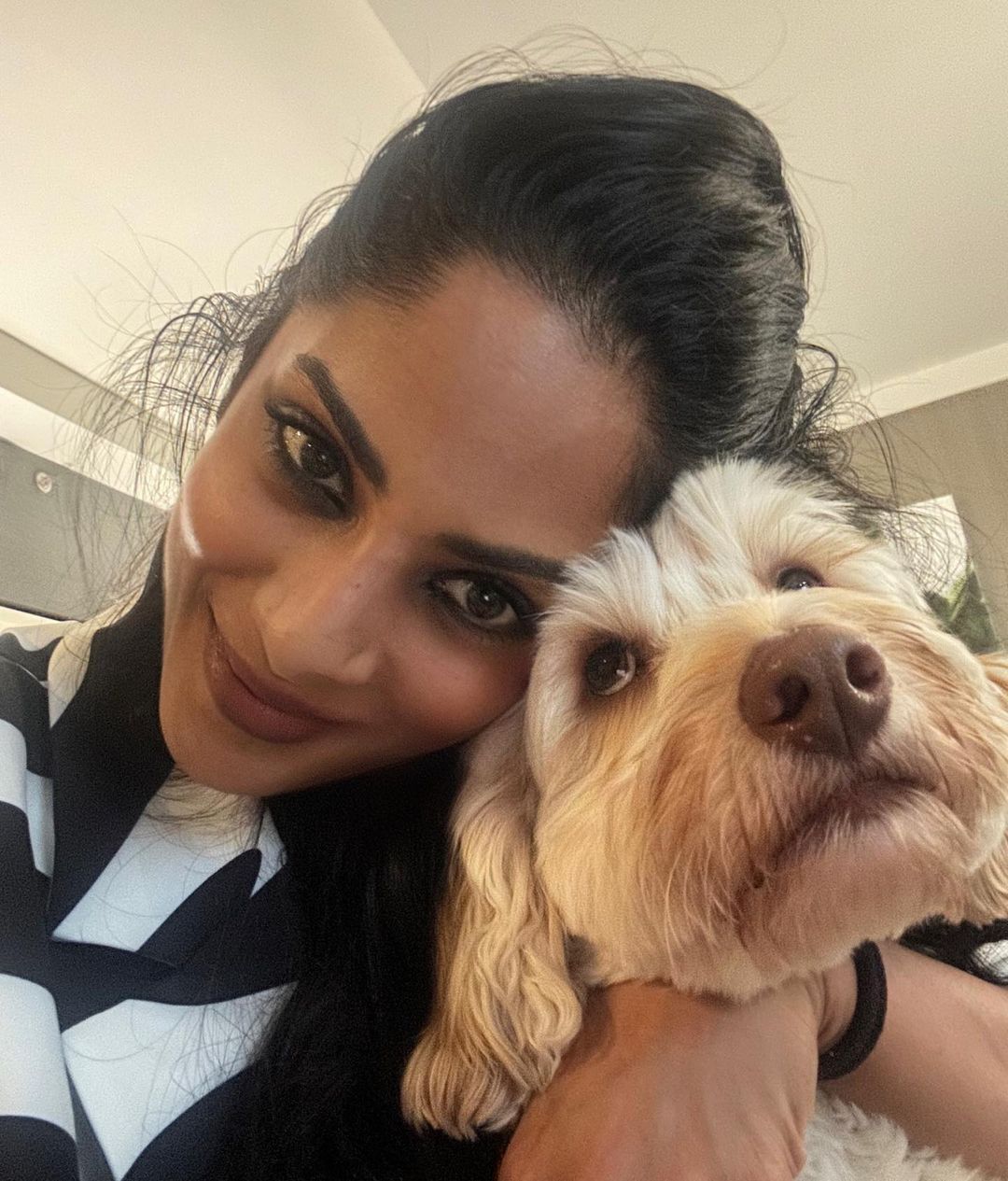 PHOTOS: கண்ணாடி முன்பு நின்று ஸ்டைலாக போஸ் கொடுத்த விஷால் பட நடிகை ...