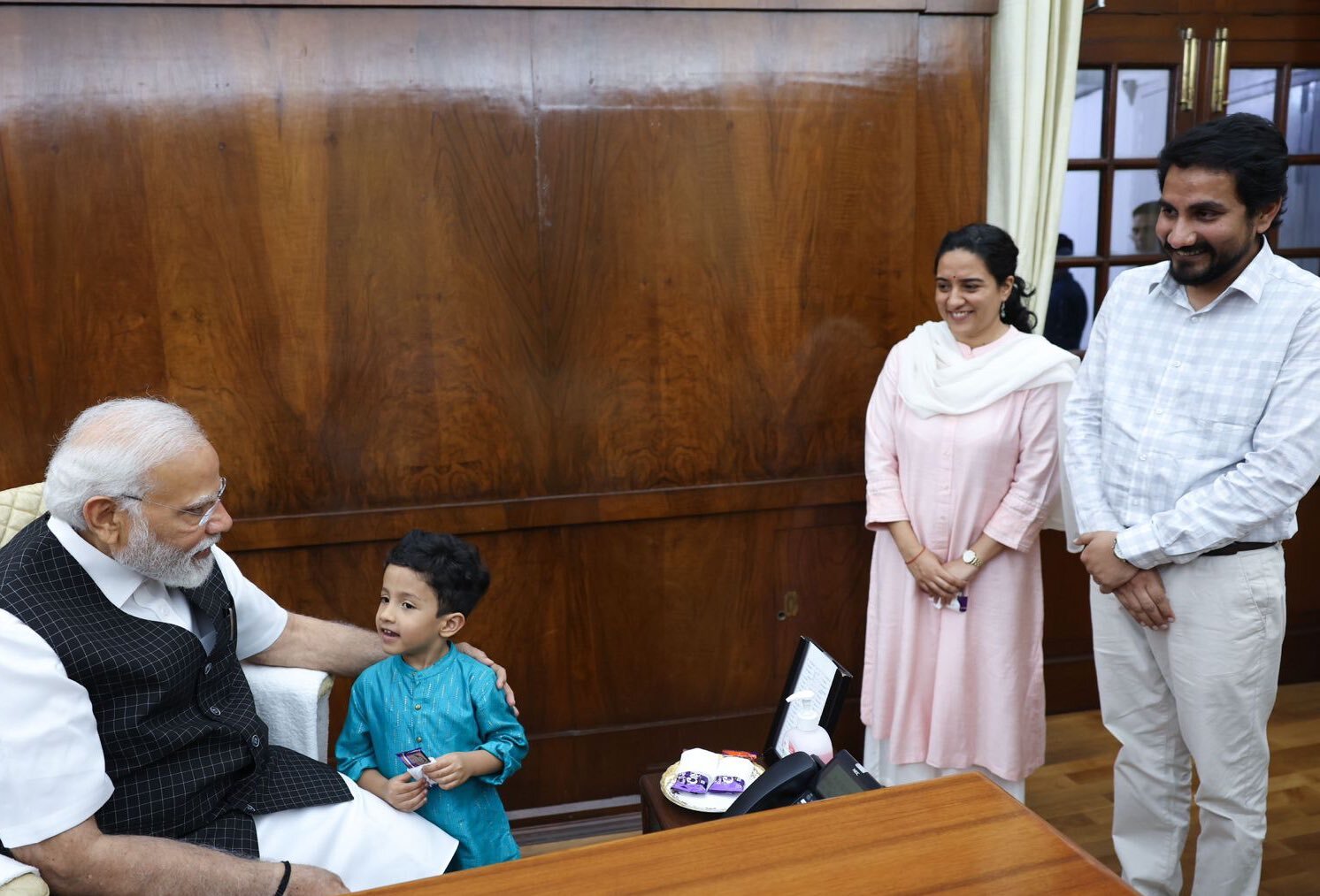 ಅನಂತ ಕುಮಾರ್ ಮೊಮ್ಮಗನ ಜೊತೆ ಪ್ರಧಾನಿ ಮೋದಿ ಮಾತು | pm narendra modi spends some time with ananth kumar ...