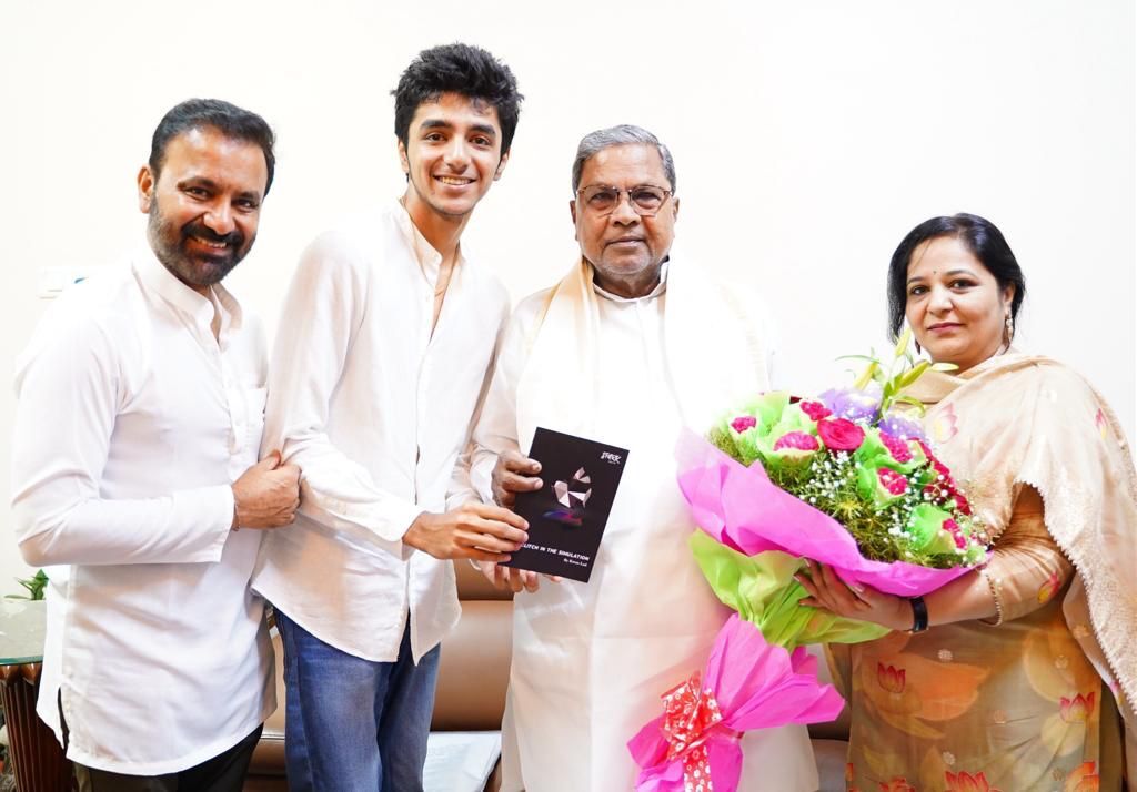 ಪುತ್ರ ಬರೆದ ಕೃತಿಯನ್ನು ಸಿಎಂ ಸಿದ್ದರಾಮಯ್ಯಗೆ ನೀಡಿದ ಸಚಿವ ಸಂತೋಷ್ ಲಾಡ್ ದಂಪತಿ ...