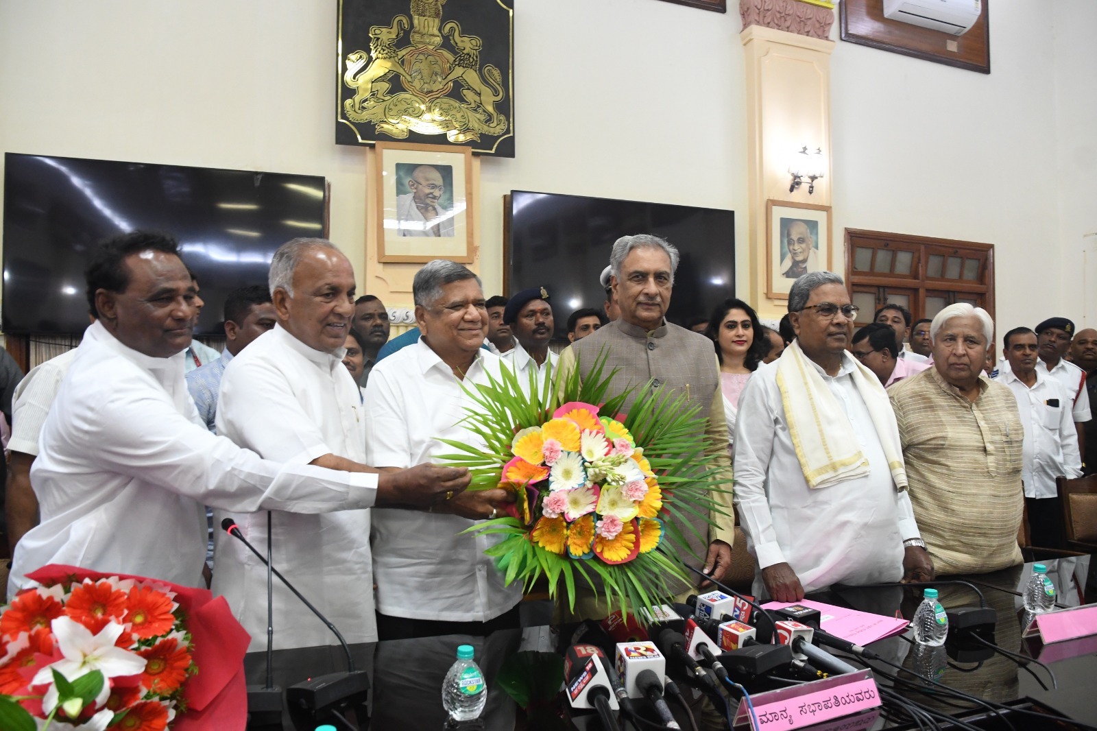 ವಿಧಾನ ಪರಿಷತ್ ಸದಸ್ಯರಾಗಿ ಪ್ರಮಾಣ ವಚನ ಸ್ವೀಕರಿಸಿ ಕಾಂಗ್ರೆಸ್ ನಾಯಕರು! ಯಾರು ...