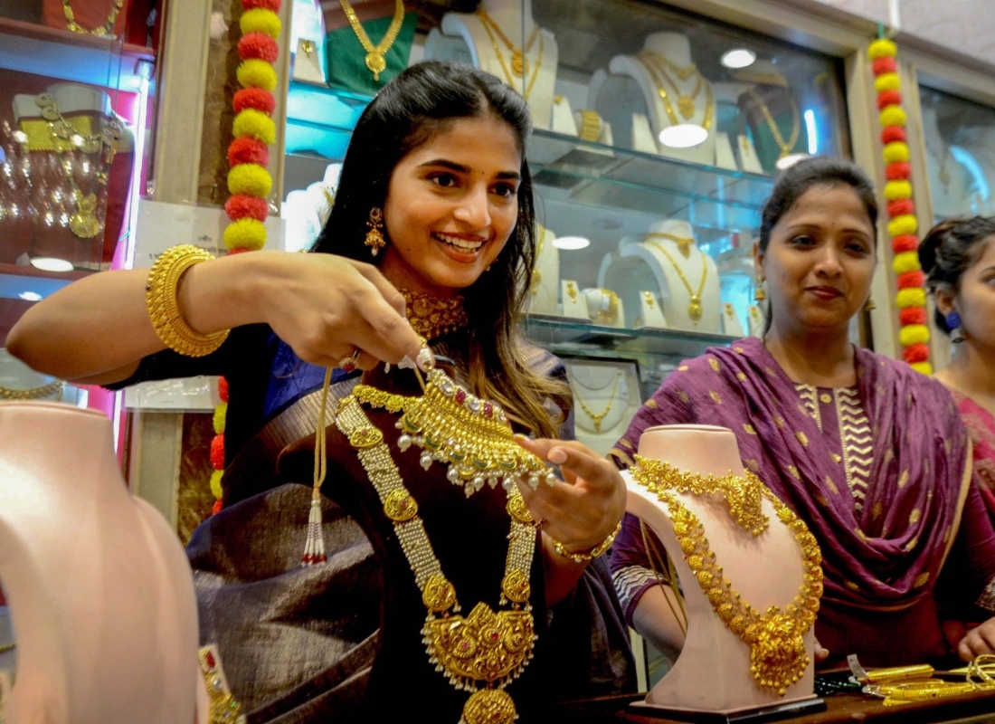 Today gold price in Kolkata: সোমবার কত যাচ্ছে সোনা ও রুপোর বাজারদর ...