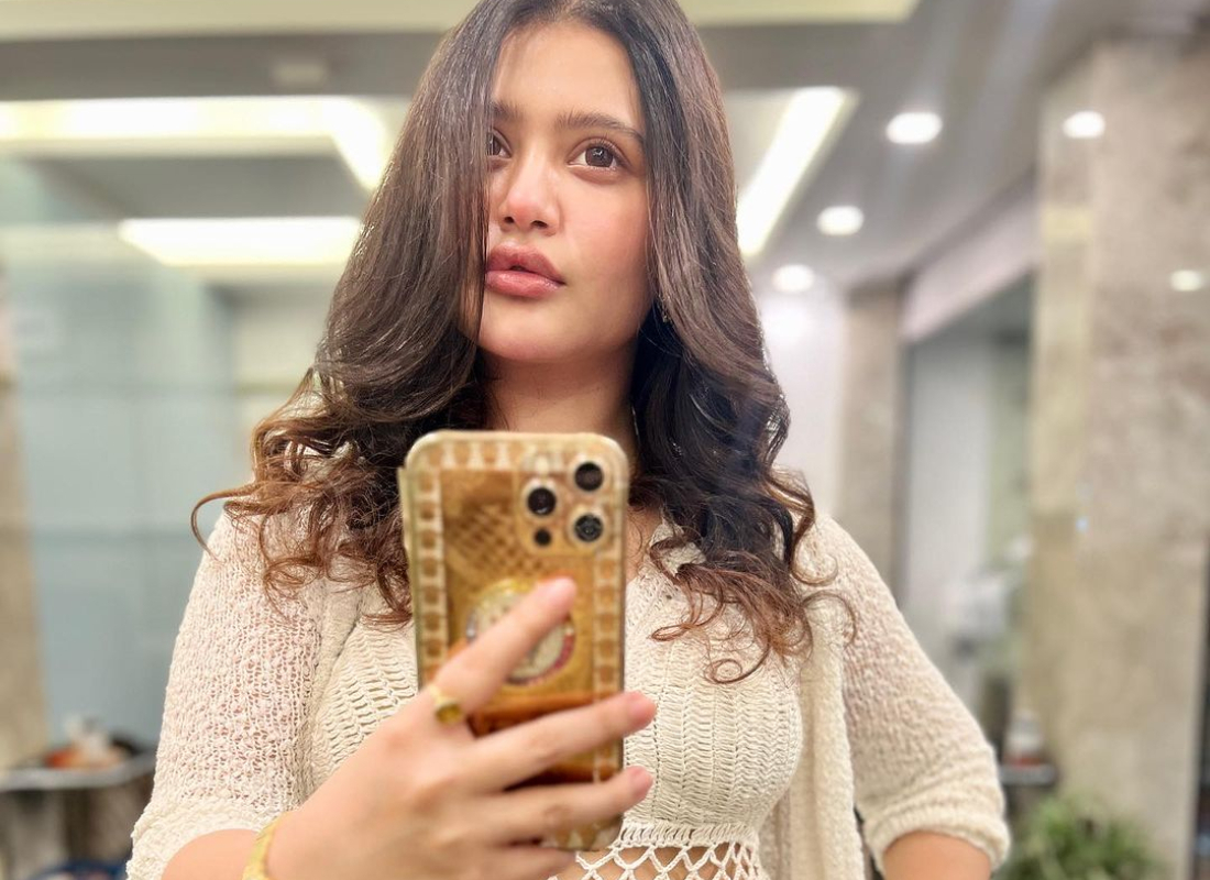 খোলা চুলে সেলফি তুলতে ব্যস্ত এনা, মায়াবী নজরে স্তব্ধ অনুগামীরা ...