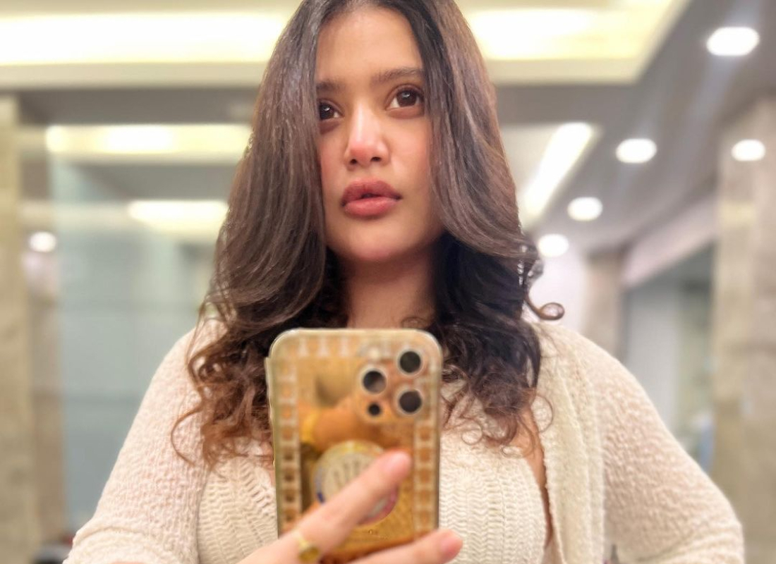 খোলা চুলে সেলফি তুলতে ব্যস্ত এনা, মায়াবী নজরে স্তব্ধ অনুগামীরা ...