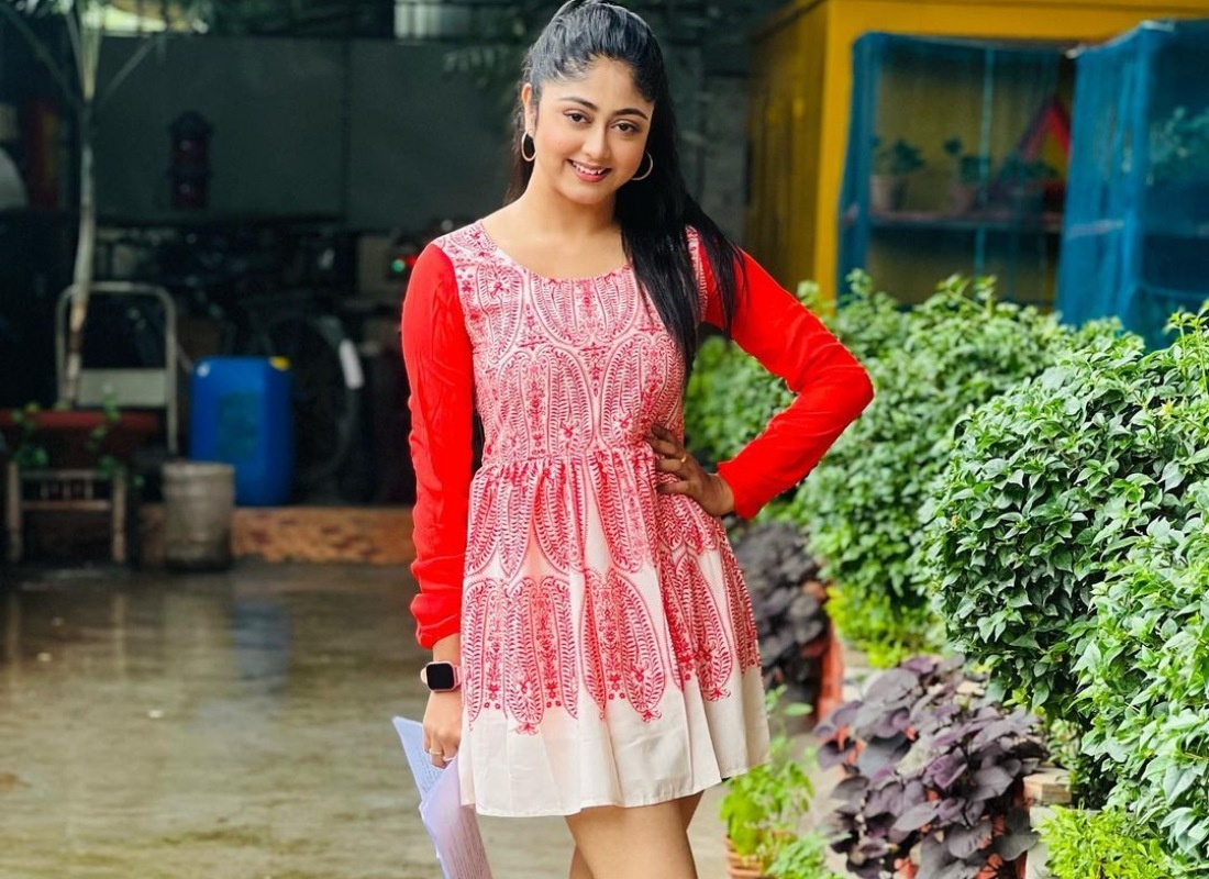 সমুদ্র সৈকতের ধারে দাঁড়িয়ে পোজ দিতে ব্যস্ত টেলি অভিনেত্রী সুস্মিতা ...