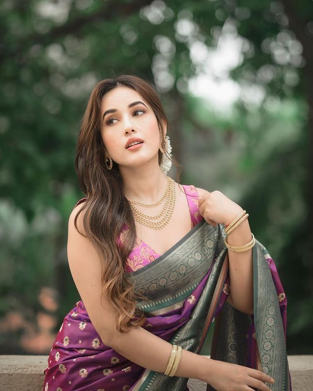 पड़ोसी मुल्क की एक्ट्रेस अदिति बुधाथोकी ने एथनिक लुक से बरपाया कहर ...