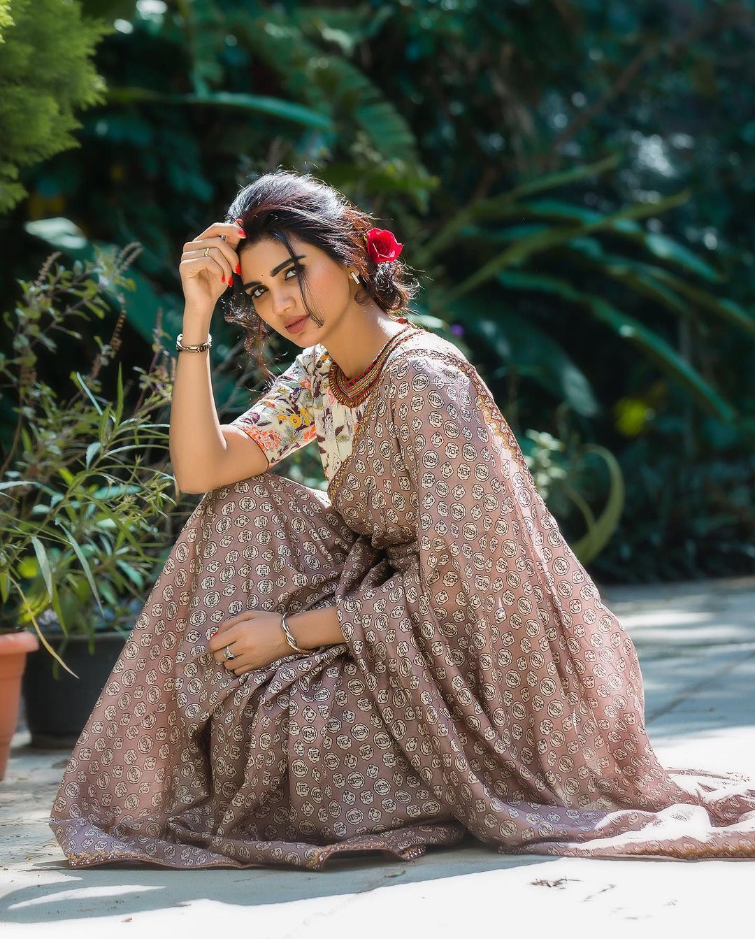 చీరకట్టులో వర్ష సొగసుల విందు .. చూపులతో కుర్రాళ్లను అట్రాక్ట్ చేస్తున్న ...