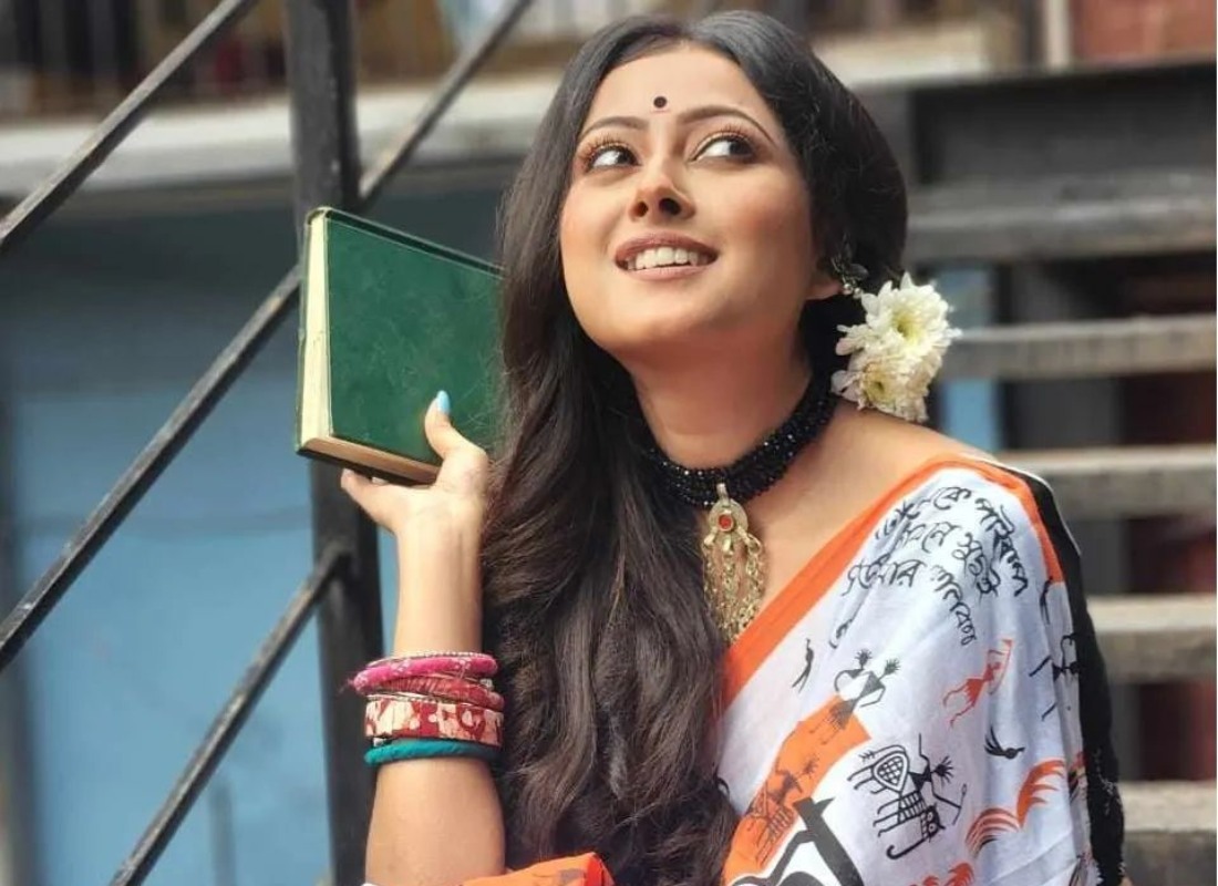 হালকা সবুজ রঙের পোশাকে নিজেকে মায়াবী করে তুলেছেন পল্লবী, দেখুন ছবি ...