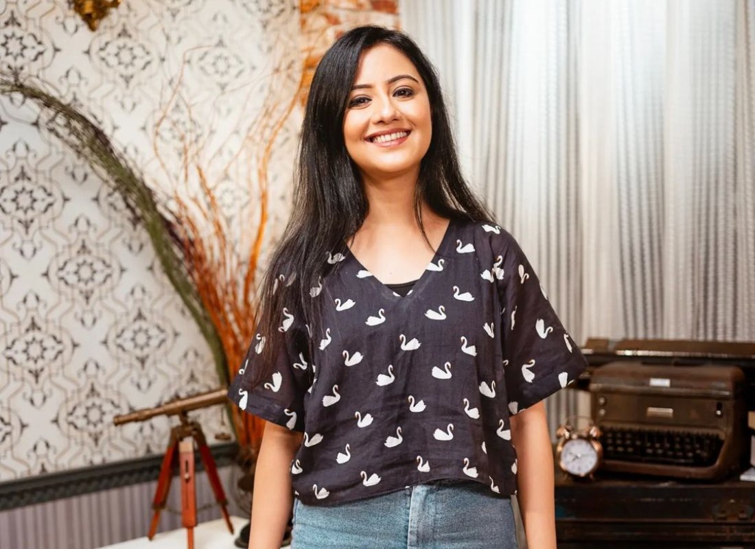 কালো টপে গ্ল্যামারাস মানালি, লাস্যময়ী লুক দেখে স্তব্ধ অনুগামীরা ...