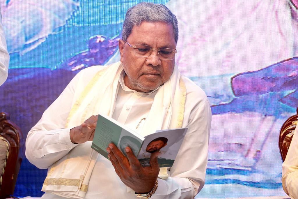 ಕವಿ ಡಾ.ಸಿದ್ದಲಿಂಗಯ್ಯ ಪುತ್ಥಳಿ ಲೋಕಾರ್ಪಣೆ ಮಾಡಿದ ಸಿದ್ದರಾಮಯ್ಯ | CM ...