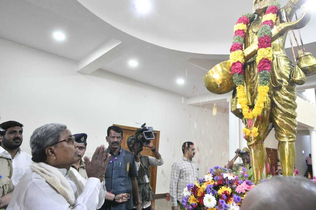 ಬೆಂಗಳೂರಿನ ಕಾಗಿನೆಲೆ ಮಹಾಸಂಸ್ಥಾನ ಕನಕ ಗುರುಪೀಠಕ್ಕೆ ಭೇಟಿ ಕೊಟ್ಟ ಸಿಎಂ ...