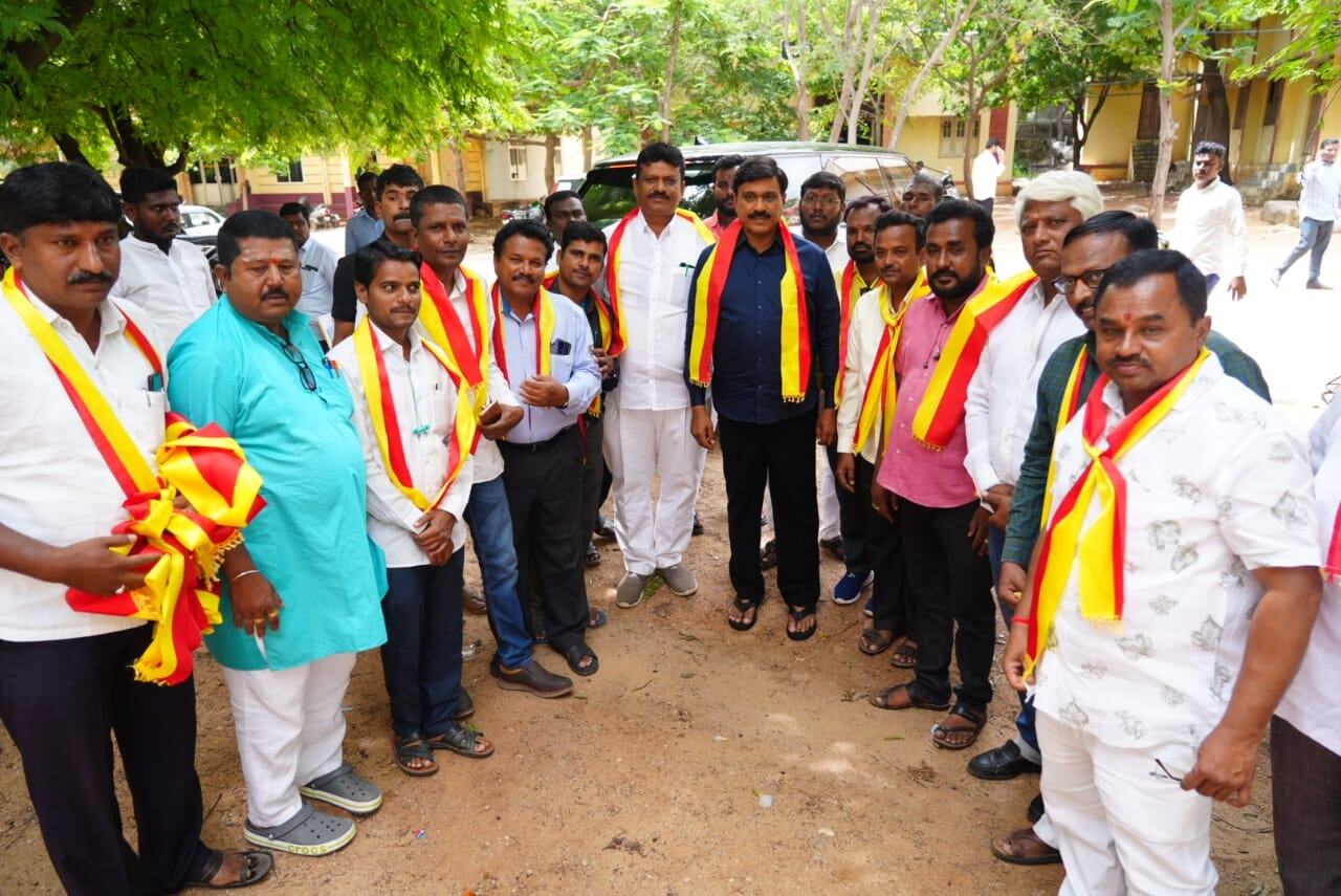 ಗಂಗಾವತಿ ಕನ್ನಡ ಸಾಹಿತ್ಯ ಪರಿಷತ್ ಭವನಕ್ಕೆ ಶಾಸಕ ಗಾಲಿ ಜನಾರ್ದನ ರೆಡ್ಡಿ ಭೇಟಿ ...