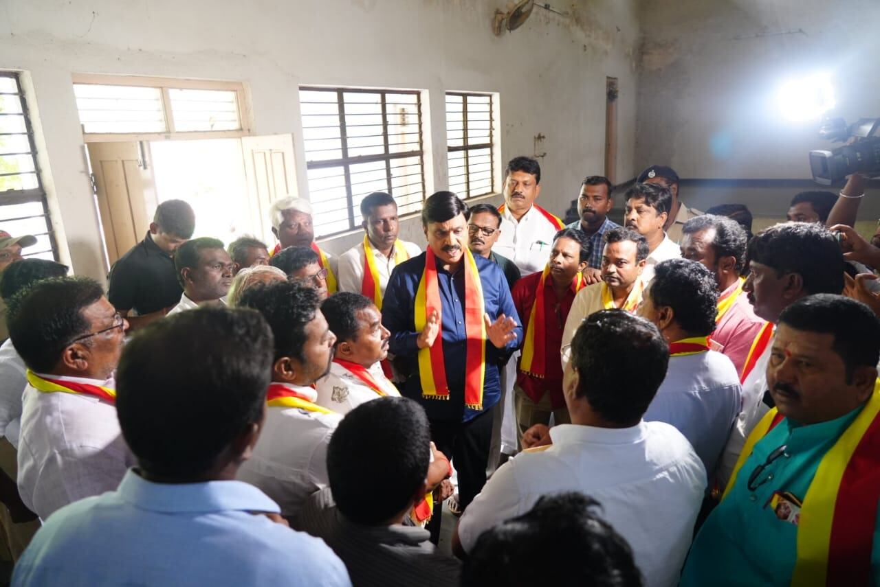 ಗಂಗಾವತಿ ಕನ್ನಡ ಸಾಹಿತ್ಯ ಪರಿಷತ್ ಭವನಕ್ಕೆ ಶಾಸಕ ಗಾಲಿ ಜನಾರ್ದನ ರೆಡ್ಡಿ ಭೇಟಿ ...