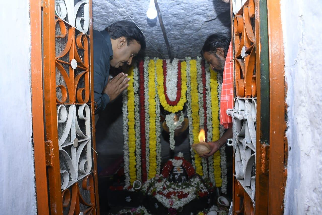 ಕಿಡಿಗೇಡಿಗಳಿಂದ ಭಗ್ನಗೊಂಡ ಮಲ್ಲಾಪುರ ಬೆಟ್ಟದ ವಾಣಿಭದ್ರೇಶ್ವರ ಶಿವಲಿಂಗ ಪ್ರತಿಷ್ಠಾಪನೆ | Gali Janardhan Reddy ...