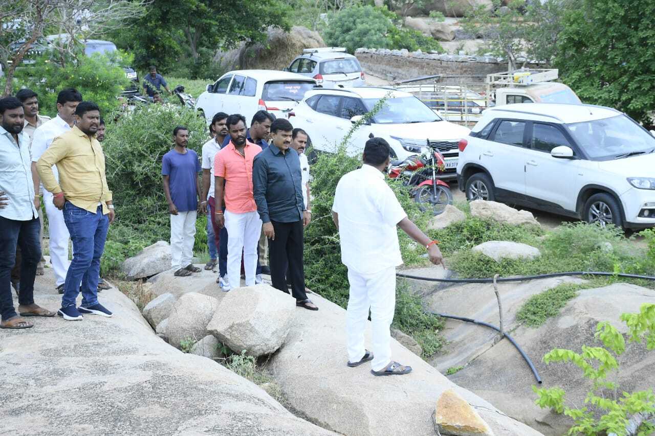 ಕಿಡಿಗೇಡಿಗಳಿಂದ ಭಗ್ನಗೊಂಡ ಮಲ್ಲಾಪುರ ಬೆಟ್ಟದ ವಾಣಿಭದ್ರೇಶ್ವರ ಶಿವಲಿಂಗ ಪ್ರತಿಷ್ಠಾಪನೆ | Gali Janardhan Reddy ...