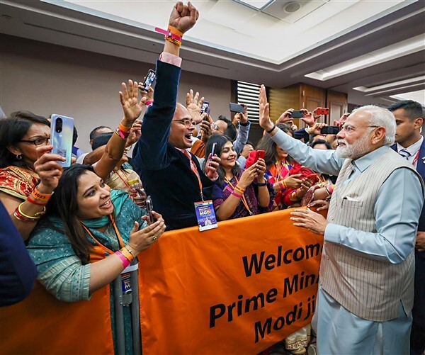 In Pics: Indians Showcased A Heartwarming Welcome For PM Narendra Modi ...