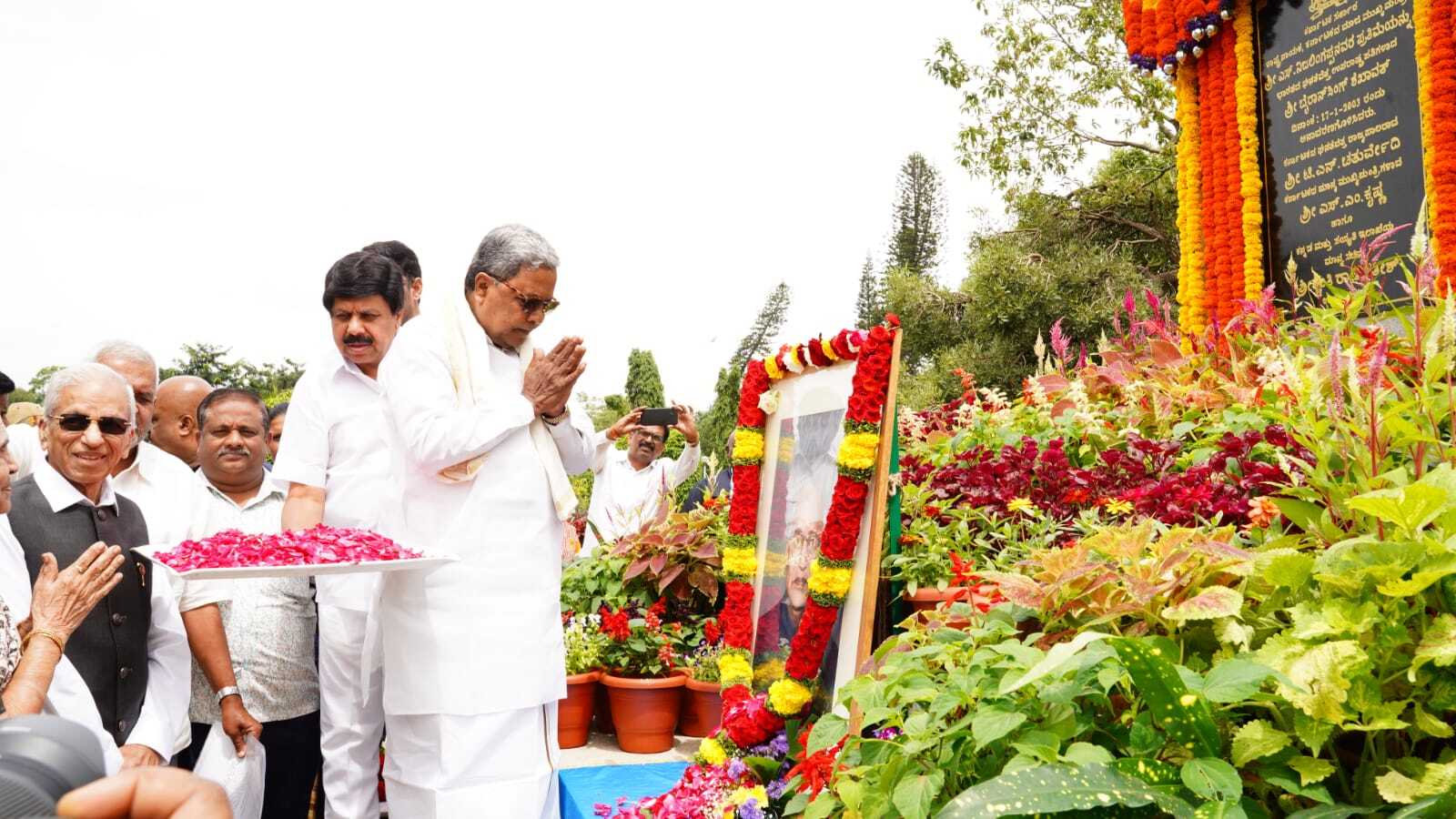 ದಿವಂಗತ ಎಸ್. ನಿಜಲಿಂಗಪ್ಪ ಅವರ ಪುಣ್ಯತಿಥಿ: ಗೌರವ ಸಲ್ಲಿಸಿದ ಸಿಎಂ ಸಿದ್ದರಾಮಯ್ಯ ...