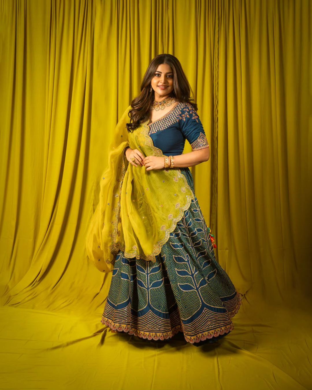 Mollywood Actress Manjima Mohan's Onam Special Makeover in Kerala Saree ...