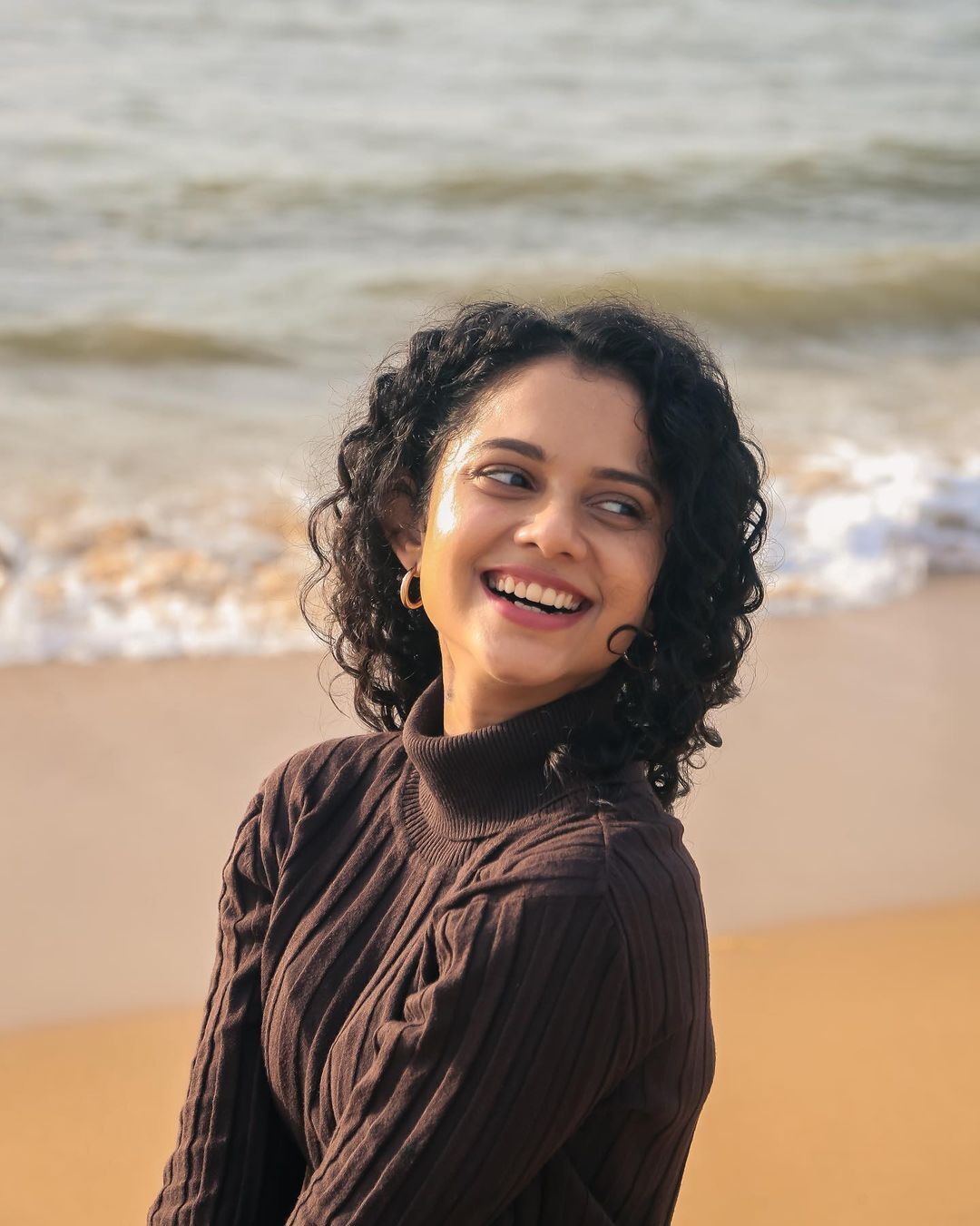 PHOTOS: பிக்பாஸ் பிரபலத்துடன் சந்தானம் பட நடிகை.. ஷாக்காகும் ரசிகர்கள் ...