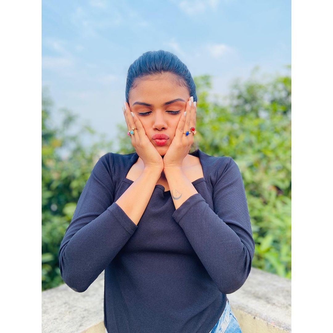 PHOTOS: மாடர்ன் உடையில் போட்டோஷூட் செய்த விஜய் டிவி நடிகை.. கலாய்த்த சன் டிவி நடிகை! என்னனு ...