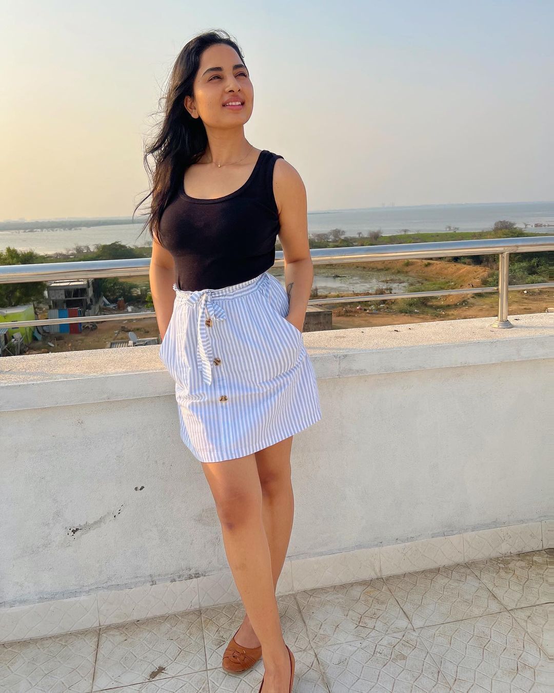 PHOTOS: கன்னக்குழி நாயகி ஸ்ருஷ்டி டாங்கேவின் லேட்டஸ்ட் போட்டோஷூட் ...