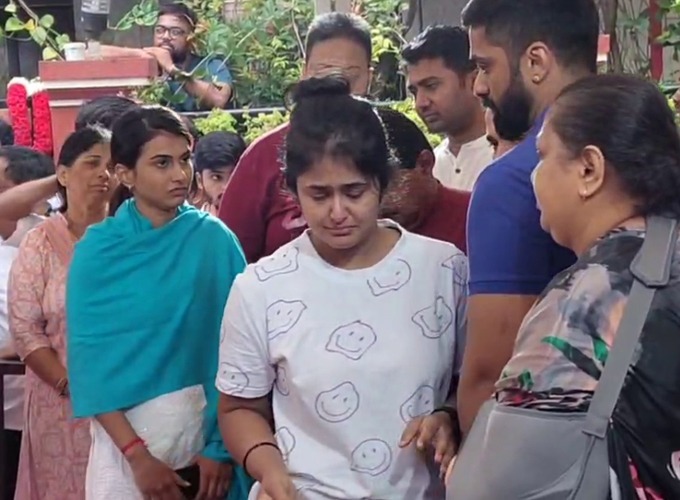 Witness The Emotional Farewell Of Spandana Raghavendra As Family And ...