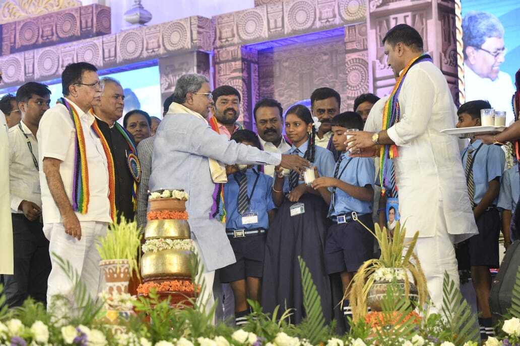 ಕ್ಷೀರಭಾಗ್ಯ ಯೋಜನೆಯ ದಶಮಾನೋತ್ಸವ ಸಂಭ್ರಮಾಚರಣೆಯಲ್ಲಿ ಸಿದ್ದರಾಮಯ್ಯ! | 10th ...