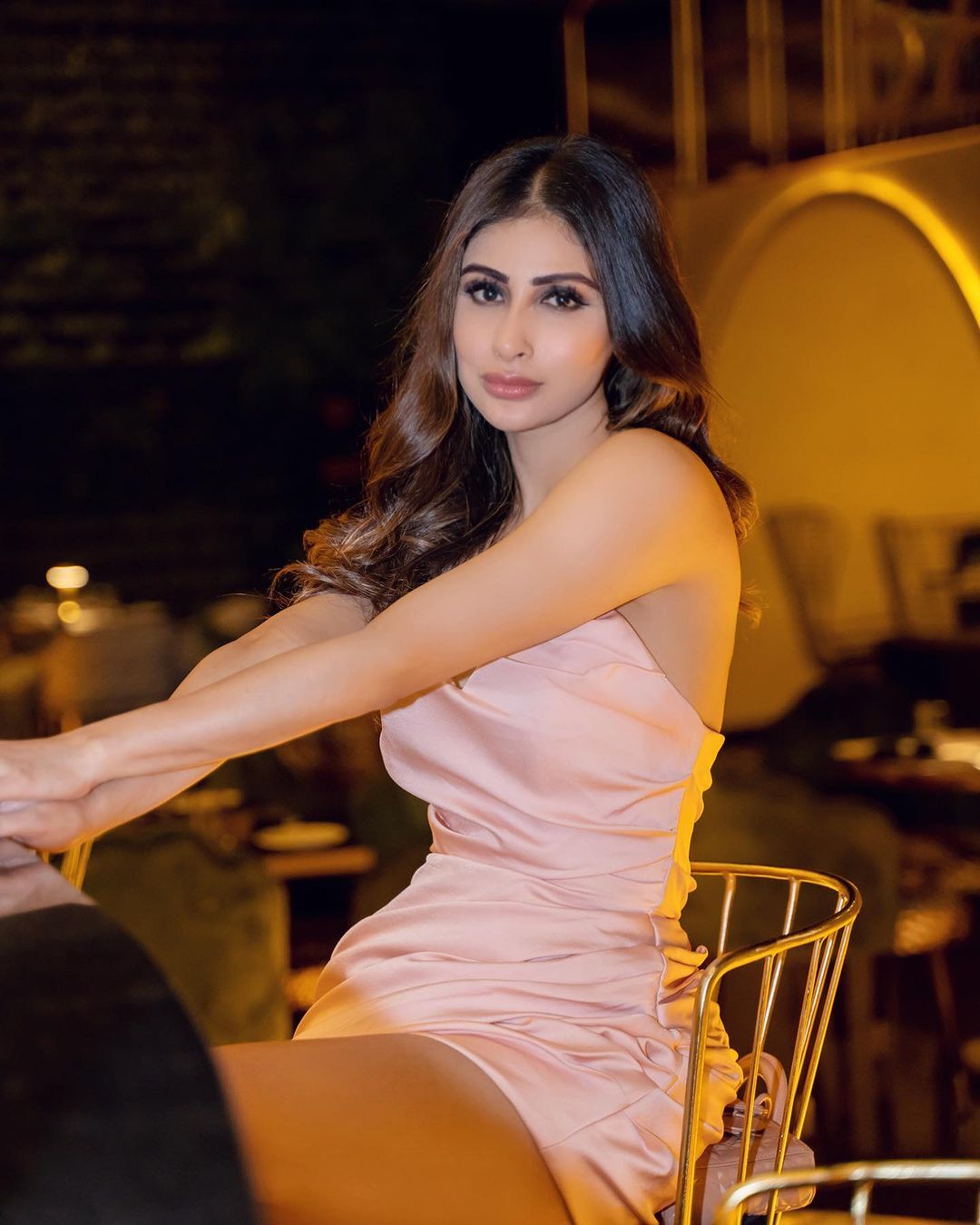 మౌనీ రాయ్ సొగసుల విందు.. భామ జోరు మాములుగా లేదులే..! | Actress mouni roy ravishing beauty show ...